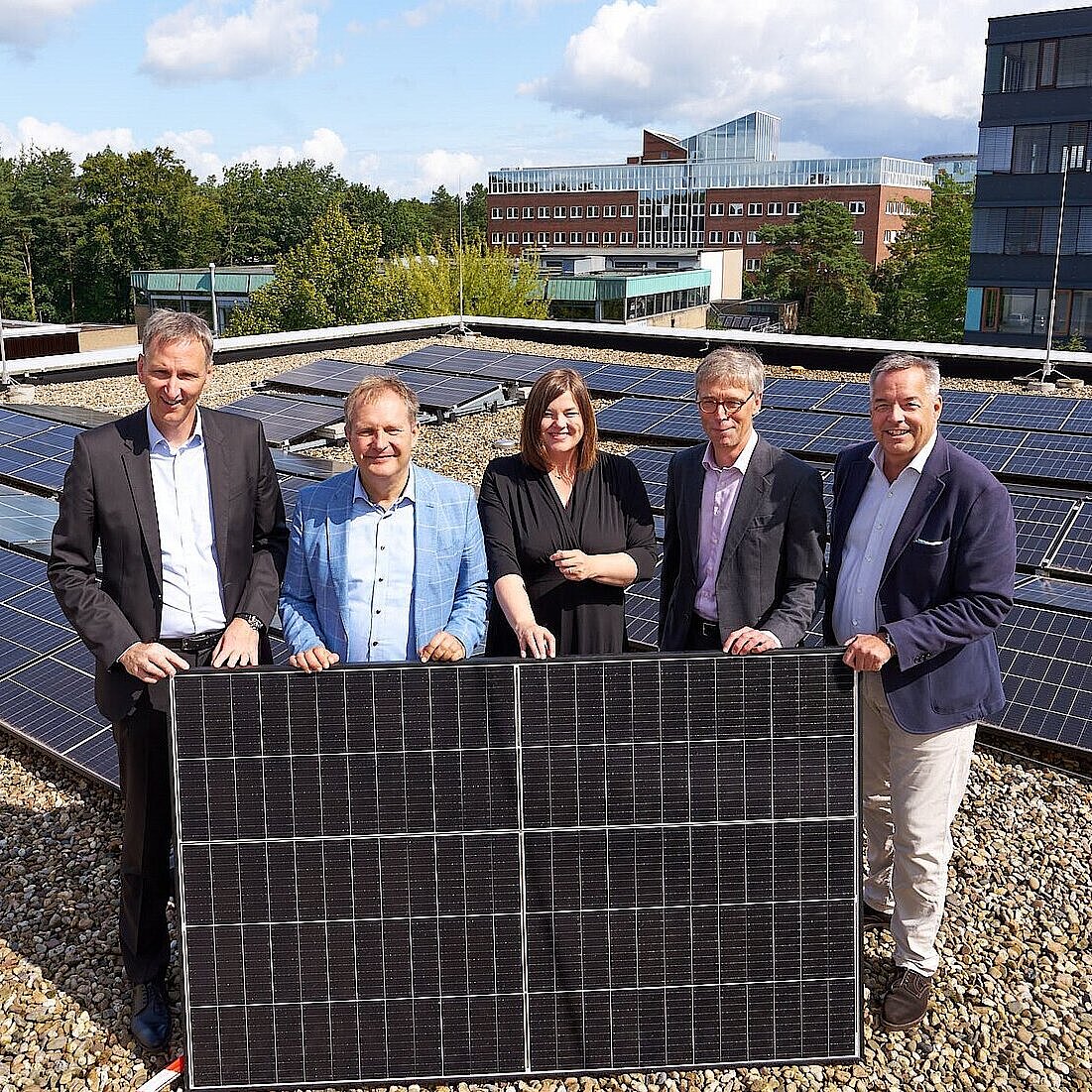 PV-Anlage der Uni Hamburg auf dem Center for Hybrid Nanostructures geht ...